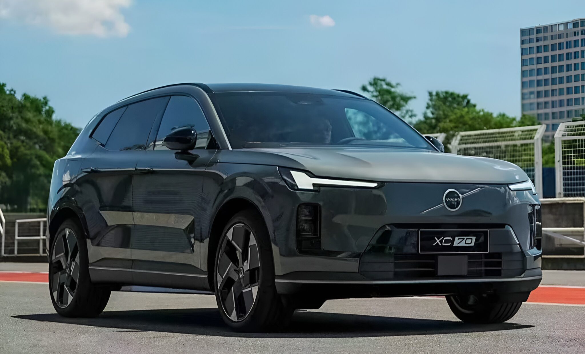 Volvo XC70 PHEV SUV officially launched in China, starting at 37,100 USD limited-time offer