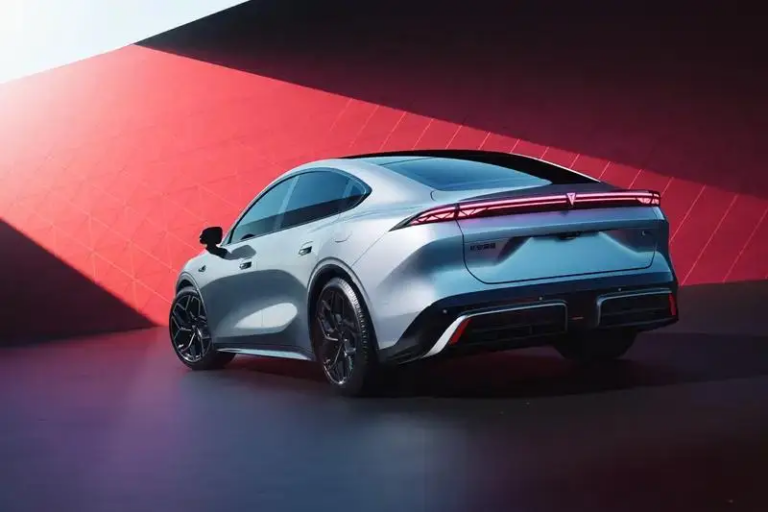 长安Deepal L06轿车首次亮相，搭载全球首款3纳米驾驶舱芯片_Hawk Insight