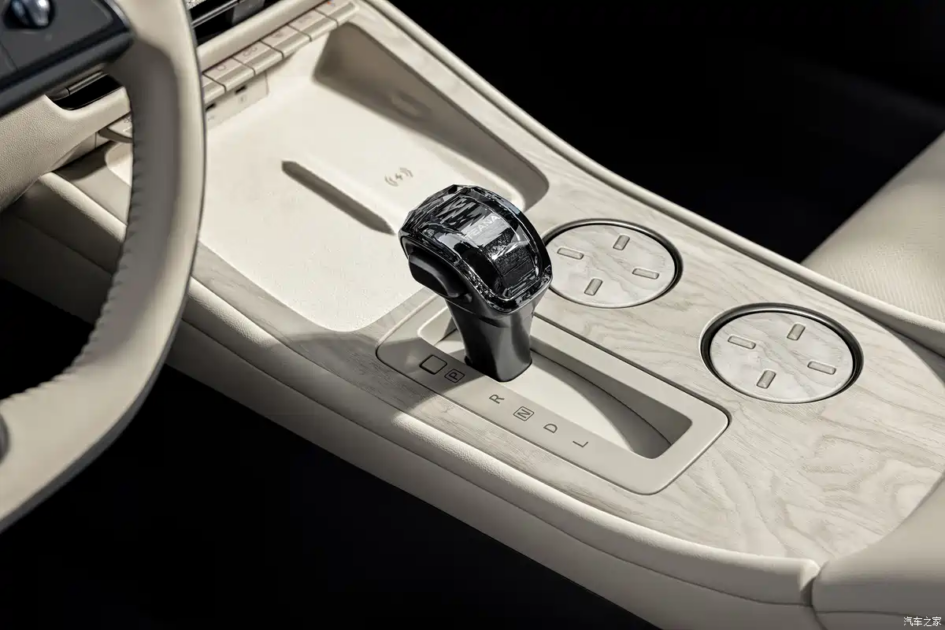 Dongfeng Nissan Teana, world's first fuel car with Huawei Smart Cockpit ...