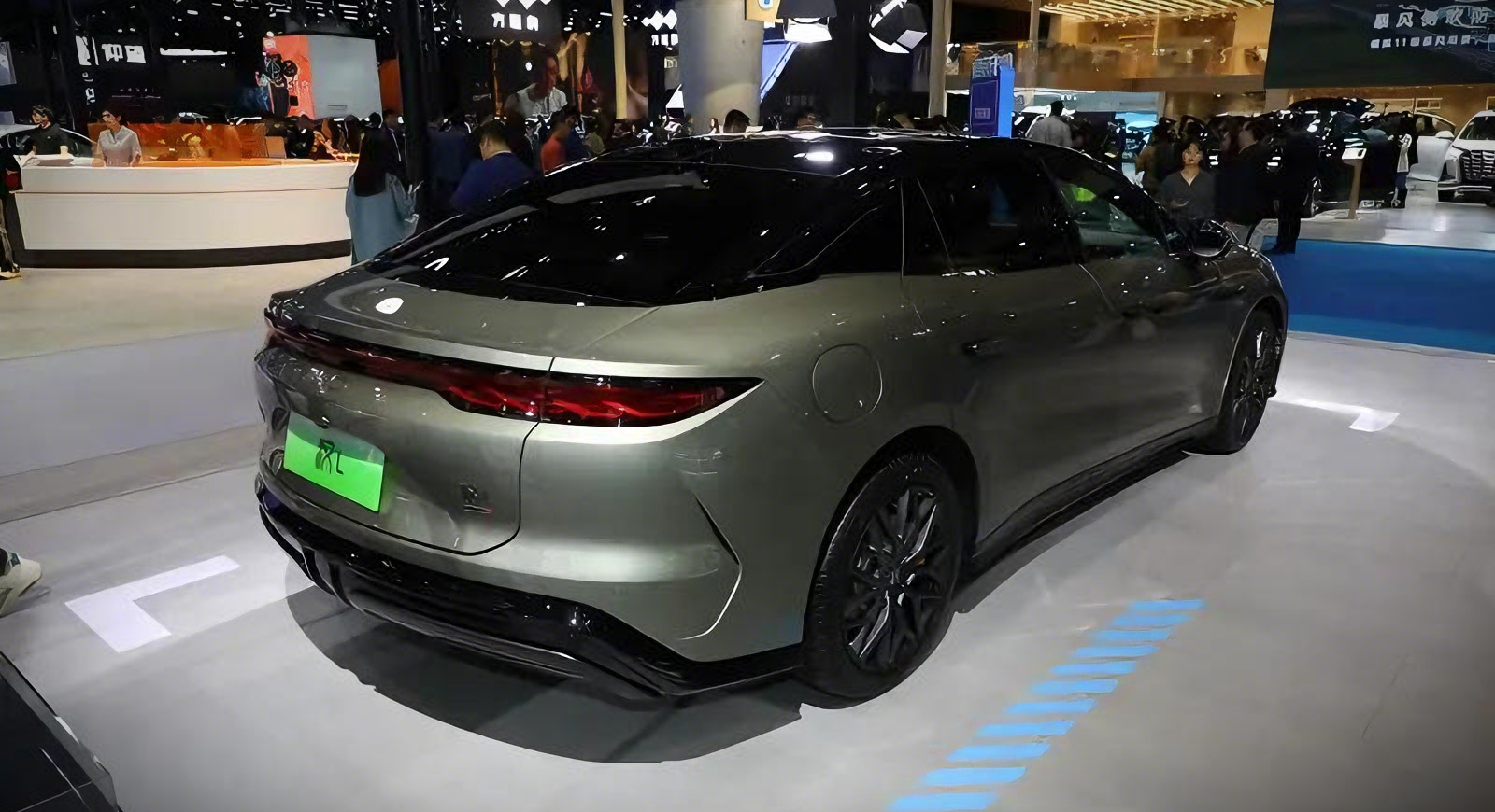 BYD Han L EV hits 701 km range, 2.7 s 0‑100 km/h from 27,400 USD