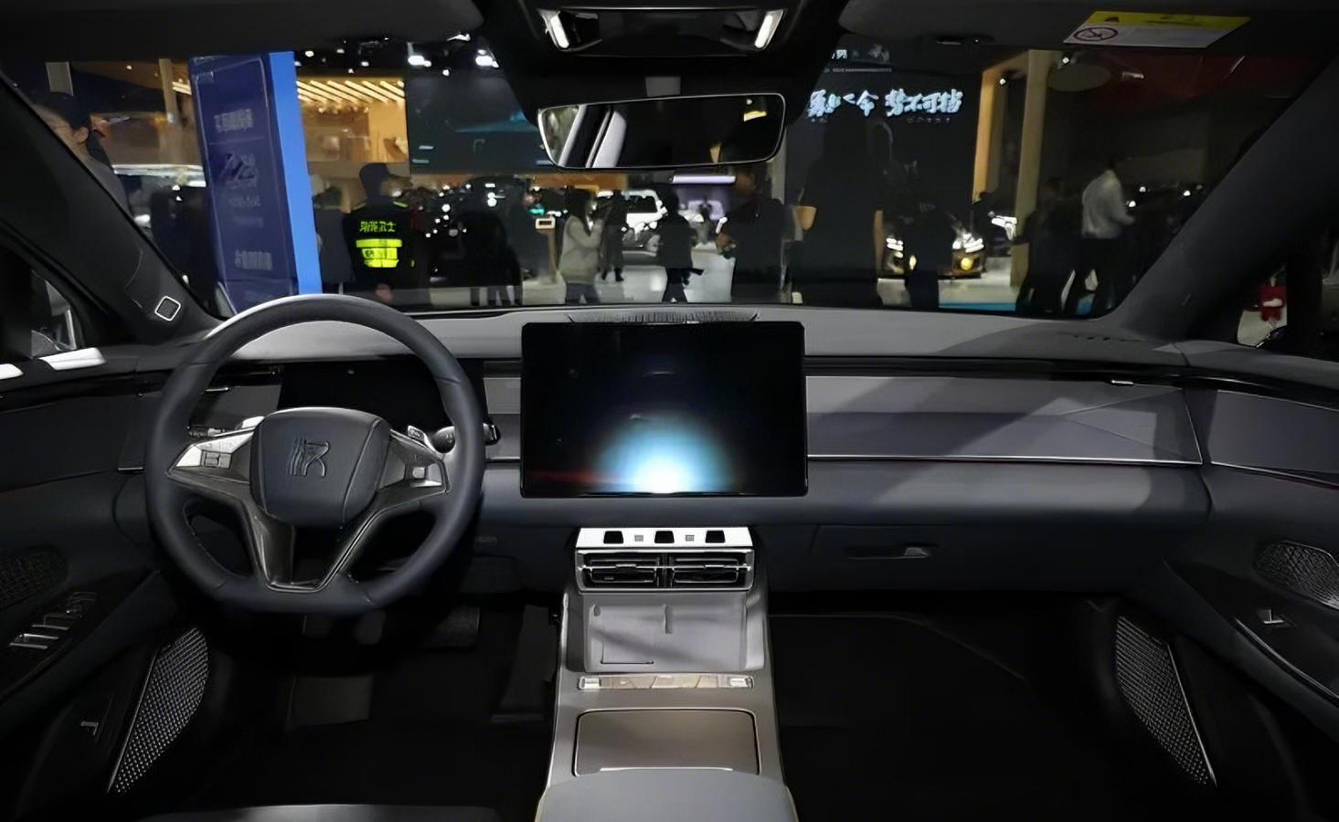 BYD Han L EV hits 701 km range, 2.7 s 0‑100 km/h from 27,400 USD