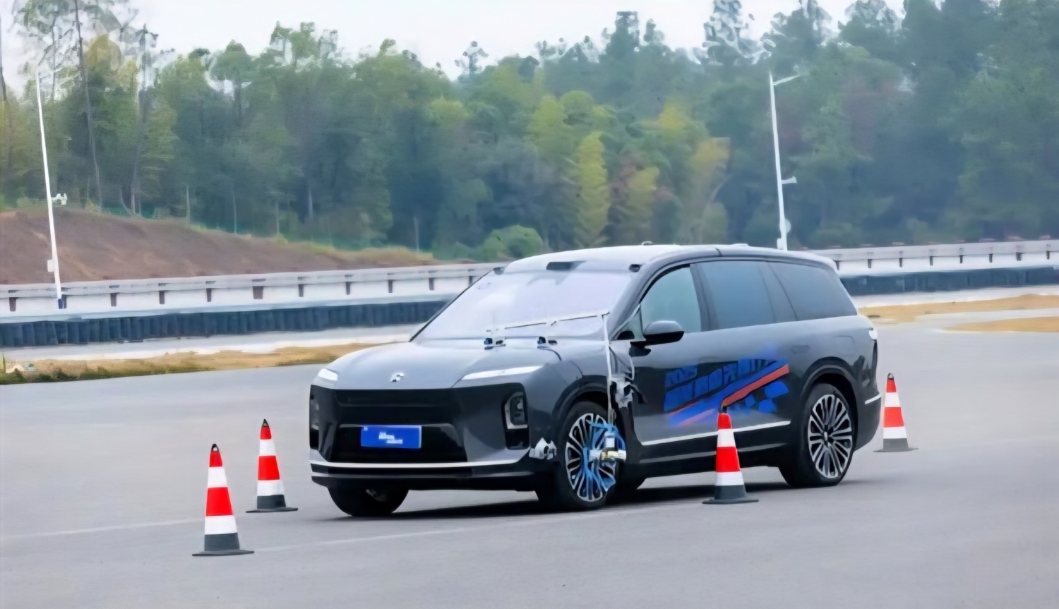 Yangwang U7, Nio ES8, and Luxeed R7 are certified intelligent chassis ...