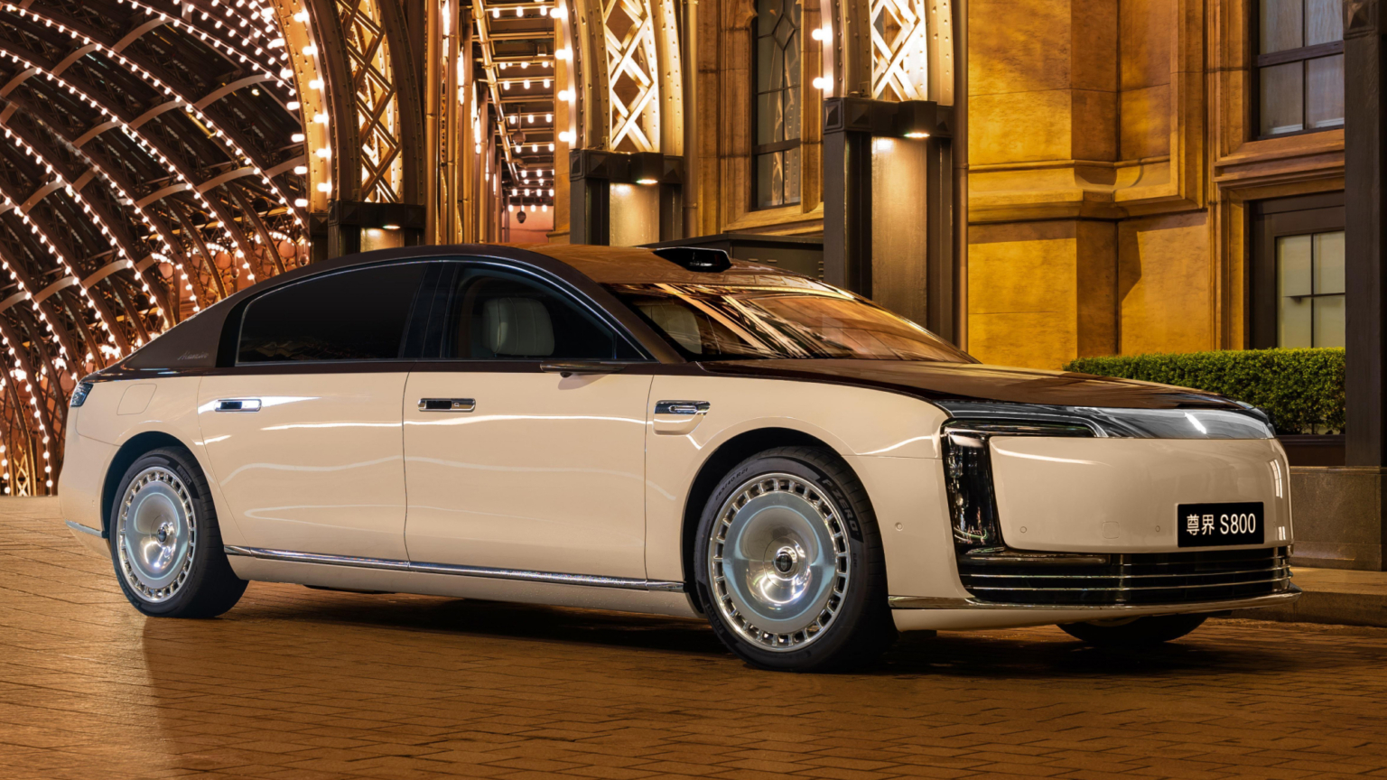 Huawei’s Maextro S800 outsold Porsche, BMW, and Maybach in China